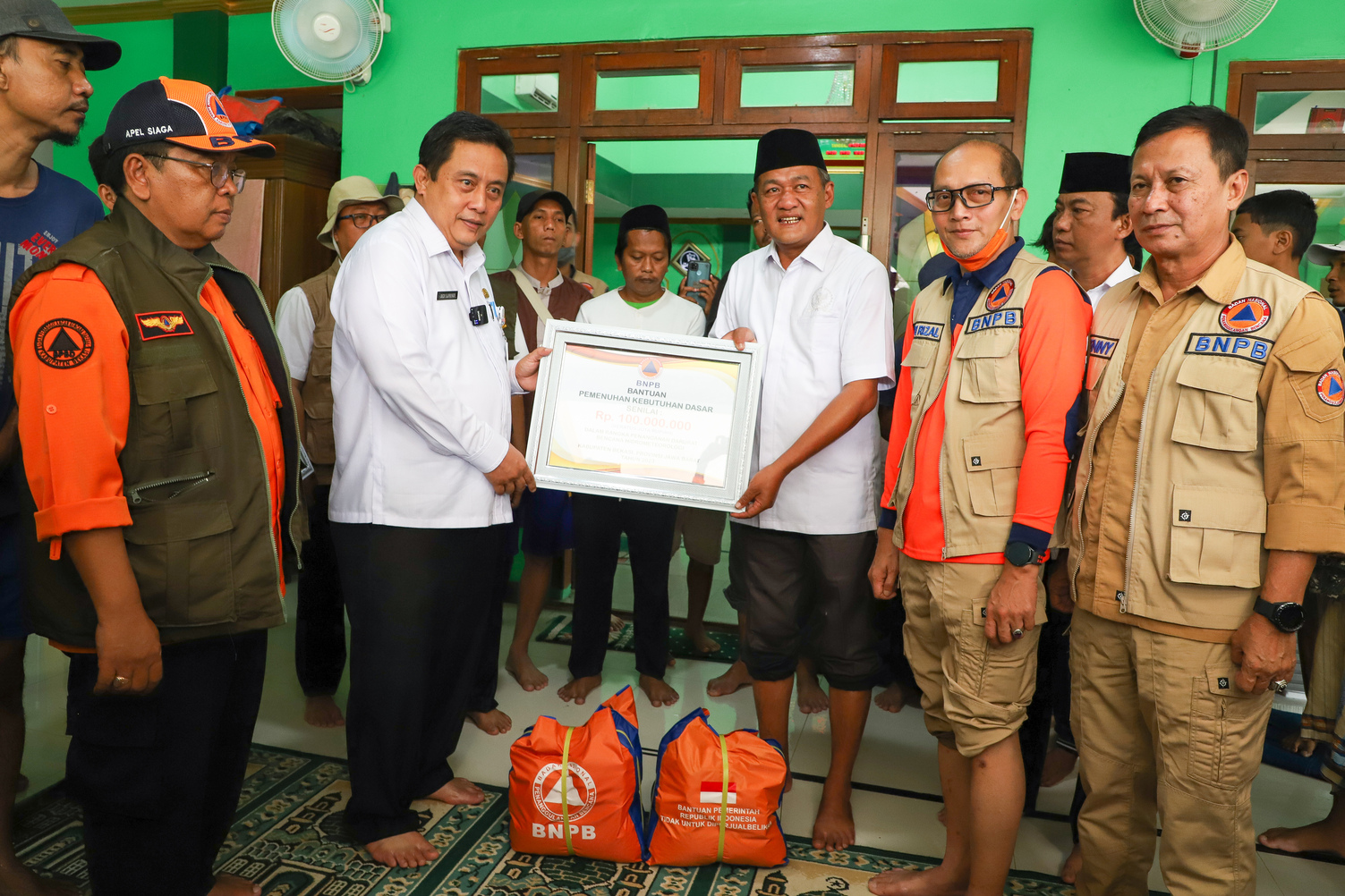 BNPB Berikan Bantuan Korban Banjir Kepada Pemkab Bekasi